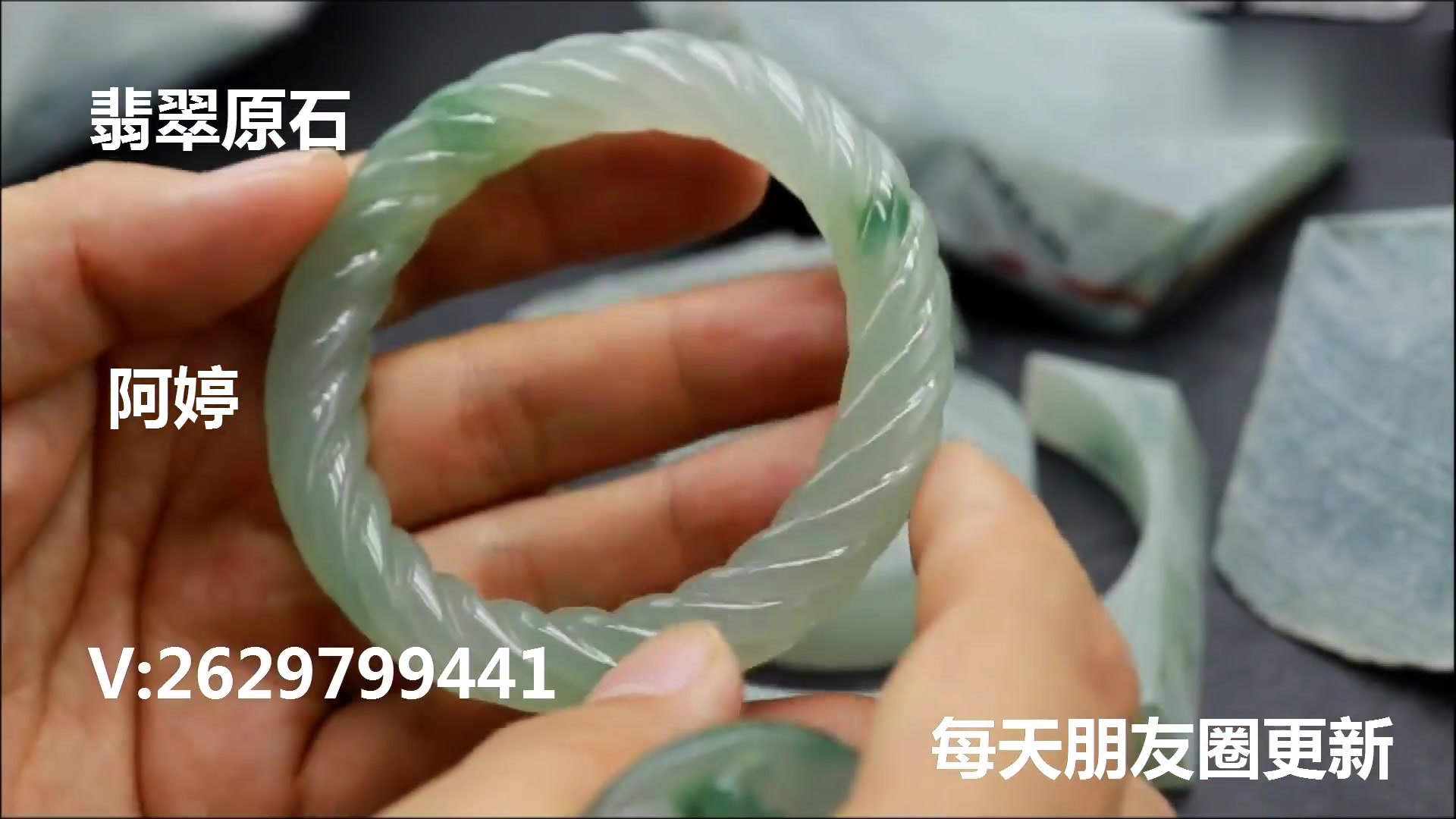 35000买的翡翠原石,切出一条特色手镯,你觉得值?