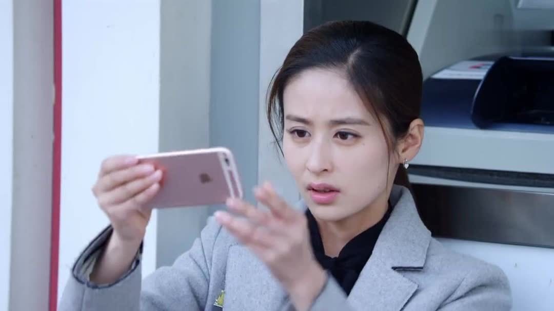 气质女帮人拍照,不料银行卡被吞,这忙帮的太巧了!