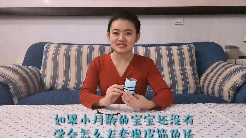 家庭早教小游戏之套橡皮筋,可以锻炼宝宝精细动作哦