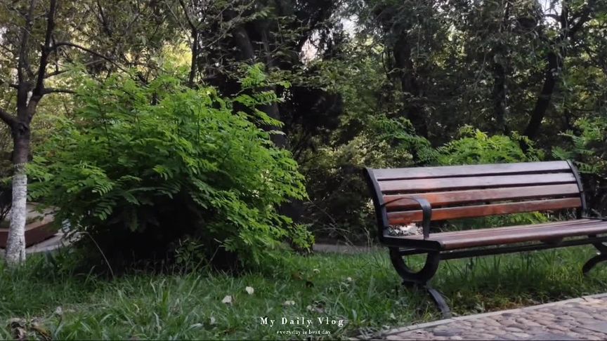 音乐就像是一个定位的浮标,当它一响起,你又被拉回了那个时间