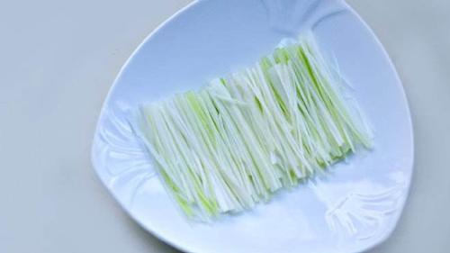 厨师朋友教我切葱丝的绝招,学会这招,不需要刀轻松切出完美葱丝