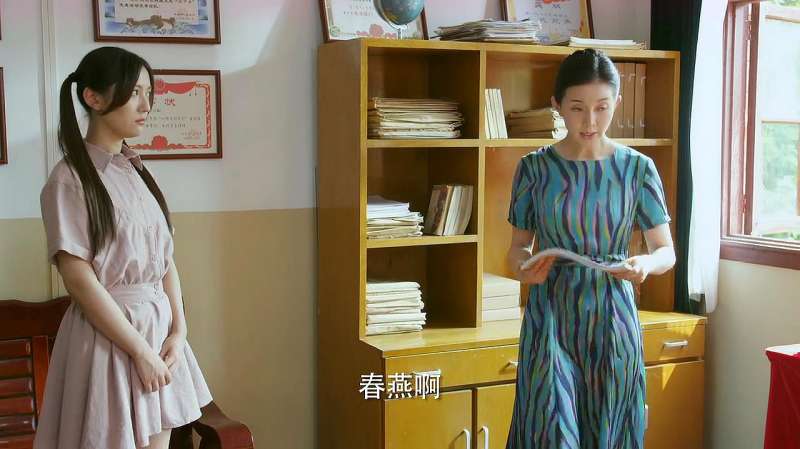 女领导让姑娘好好反省,还安排她扫地擦桌子,姑娘言语反击!