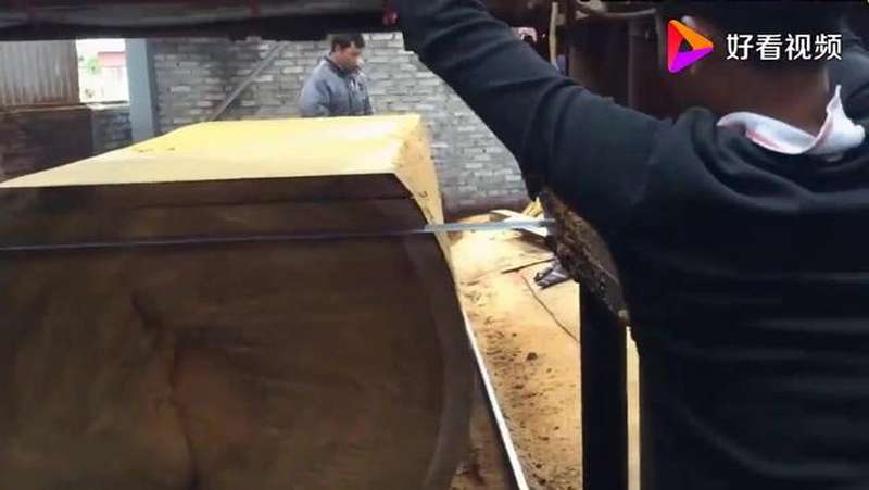 直径1米多的大圆木,是如何切成木板的,还真是第一次见!