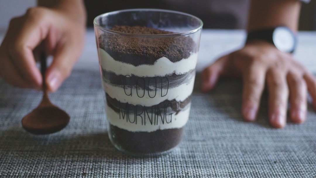 不用烤箱,不用面粉,现在教你5分钟做出免烤甜品,食材仅需10元