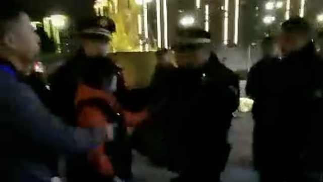 官方回应城管辱骂商贩:已批评教育,执法不该带情绪