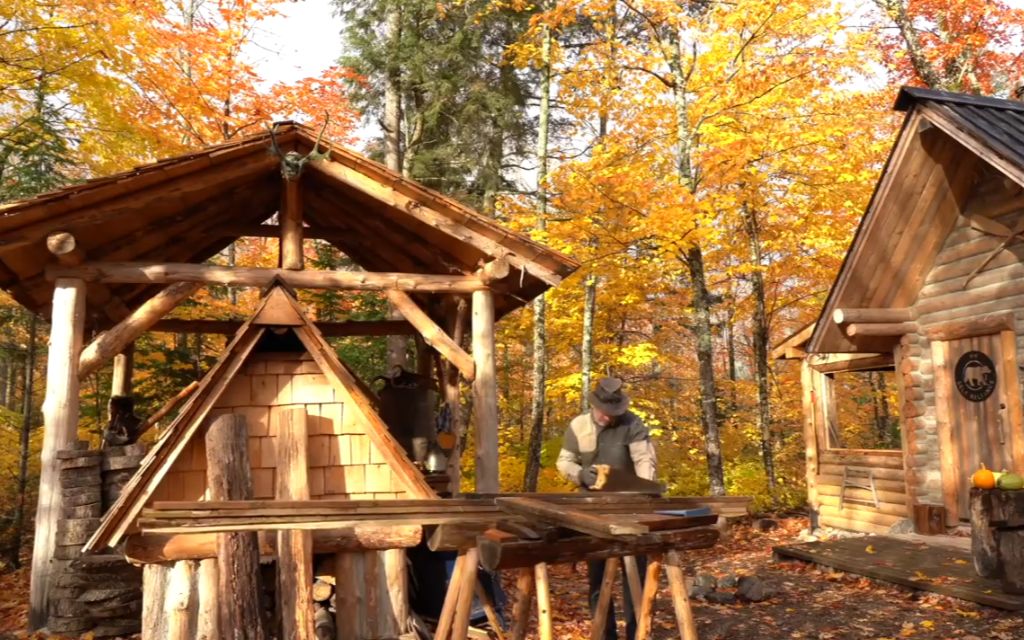 如何独自一人在森林里建造小木屋