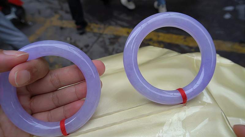 美女要价几十万的,帝王紫翡翠手镯!竟让玲姐一秒天堂一秒地狱