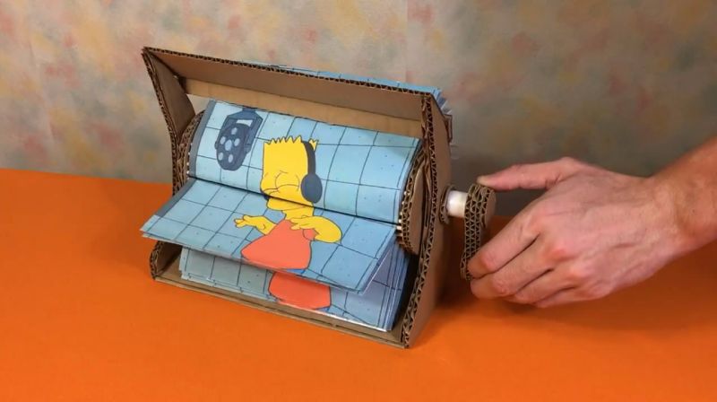 用纸板给孩子做玩具,最原始的手摇动画机,看看他是怎么做的