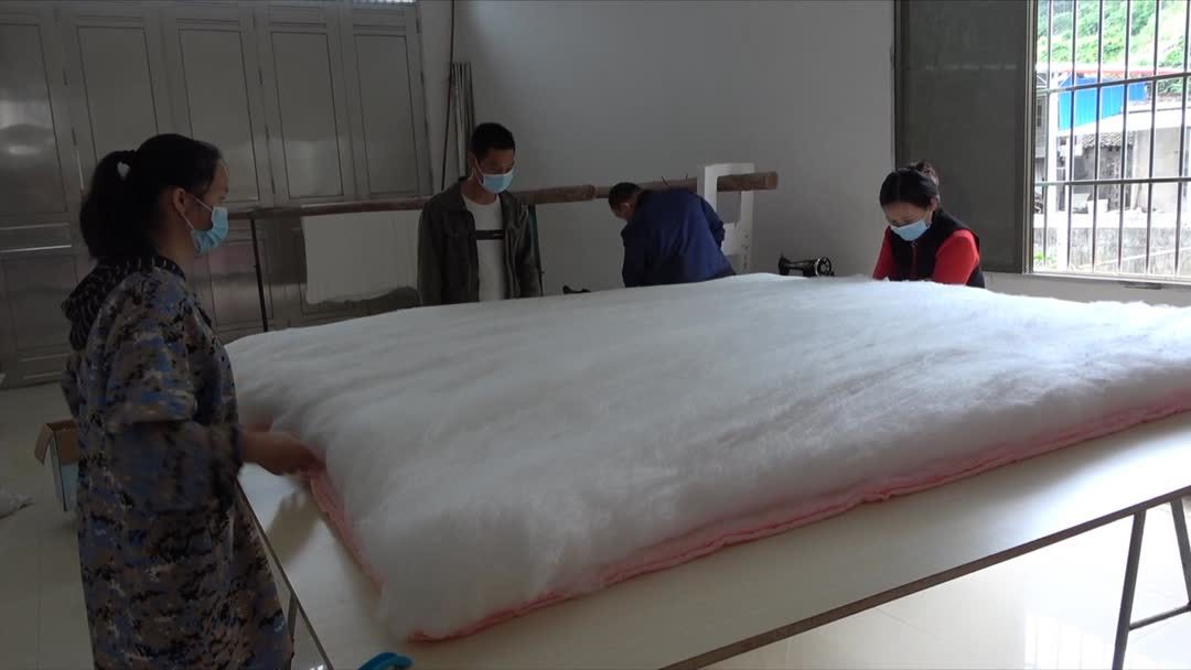 好山好水出好茧,纯手工制作的蚕丝被大家有见过吗?一起去看看