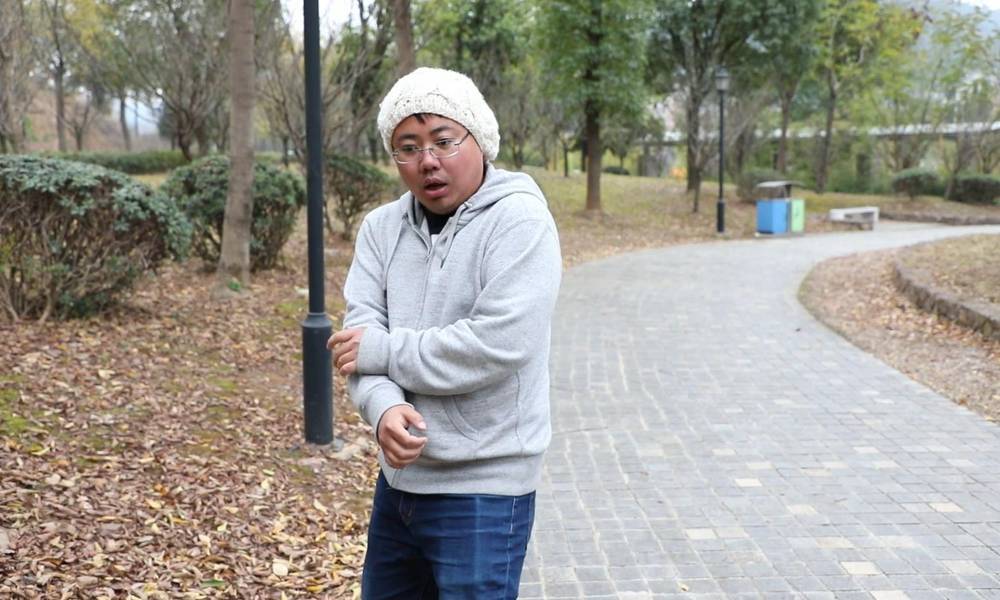 乞丐路边乞讨,不按套路出牌,一波神操作,把路人吓坏了