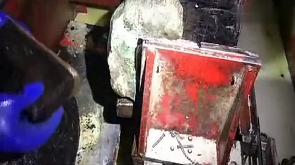 天价翡翠原石开切现场边角料被扔在一旁结果引众人哄抢!