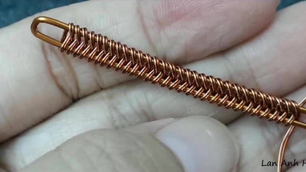 小伙用铜线编织一枚戒指,送给女友可高兴了