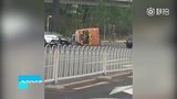 长沙校车被撞侧翻 安全带救12娃命