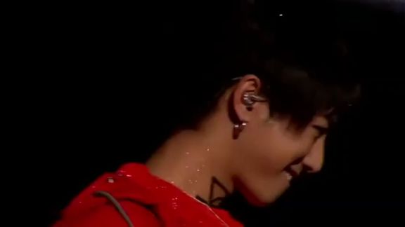 大魔王华晨宇超燃演唱《我管你》,舞台上的花花帅气又魅力!