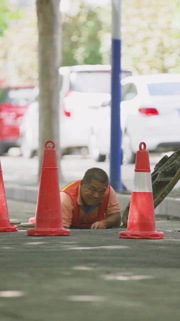 在平凡岗位上默默坚守的城市服务者,何尝不是支撑城市繁荣昌盛的...