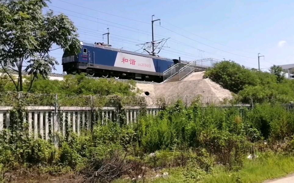 ...年7月23日拍摄于白洋淀站。HXD3C0463牵引K2285次列车出站。