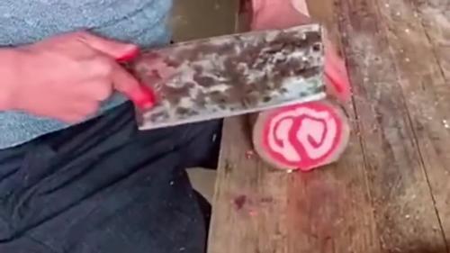 大哥把鸡血藤切成薄片,放在太阳下晾晒成干,可以当茶叶用来沏水喝