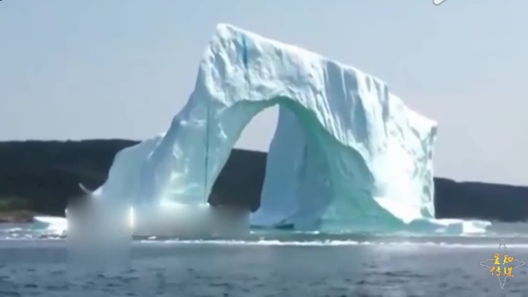 实拍50米高冰山海上解体震撼瞬间 仿佛海啸