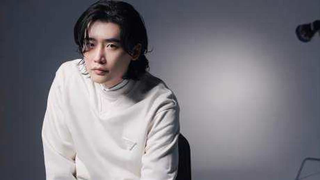李钟硕进行画报拍摄!长发硕绝辽,气质这块儿拿捏的死死的!