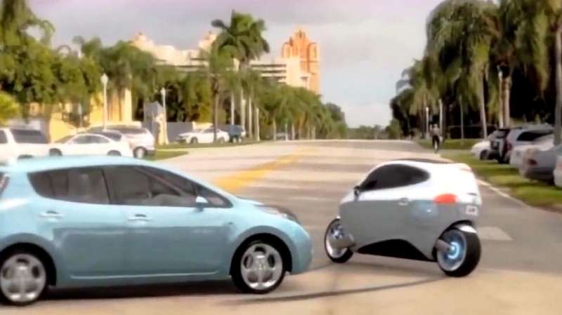 老外打造的两轮电动车,号称怎么撞都不翻,15万一辆你能接受吗?