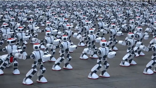 百分百中国造器人集体跳广场舞破吉尼斯世界纪录,与大妈抢地盘!