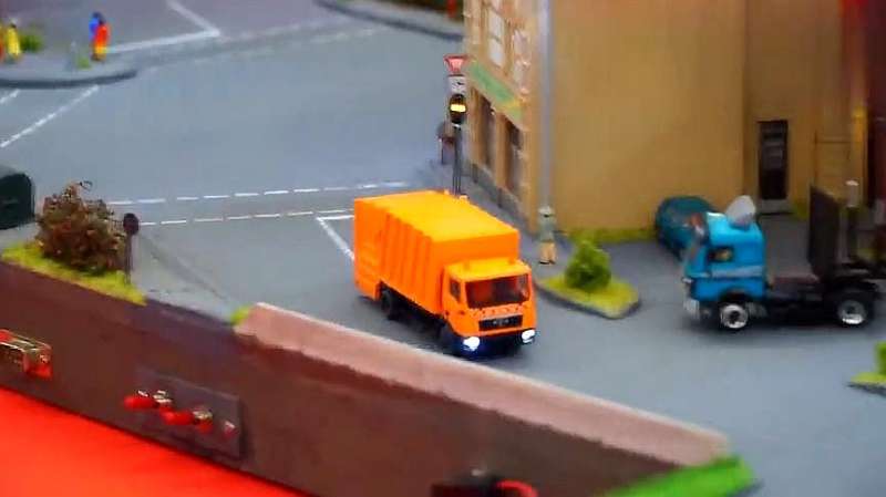 见过微缩的仿真车模型吗,就和你的手掌一样大,车身结构丝毫不差