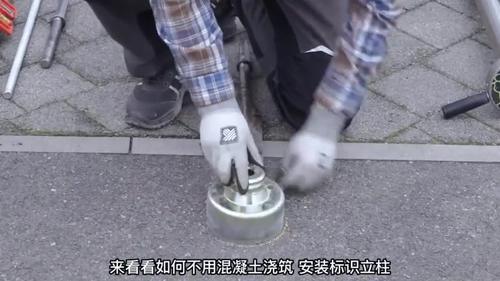 十几年的老师傅了,在路边安装路灯杆,这样安全吗