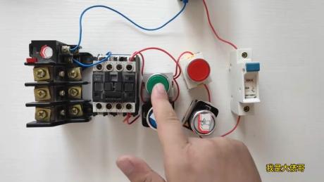 一台三相电机,两个地方控制启停,怎么接线?