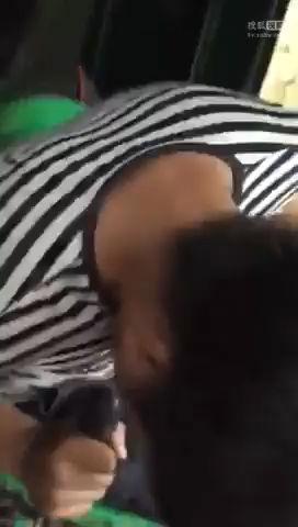 这小子要疯了!边开车边摇摆 挂挡器当话筒