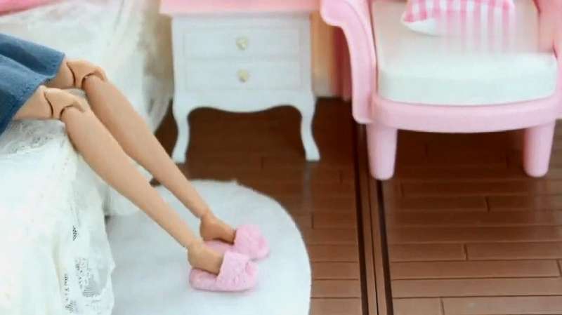 芭比定格动画小剧场,芭比娃娃的早晨:吃早餐、看报纸、化妆