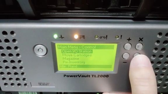 教大家在磁带库上更换磁带