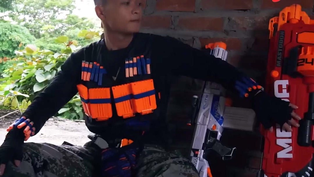 CS真人扮演:坏人抓捕一名小女子,小伙即刻展开救援行动!