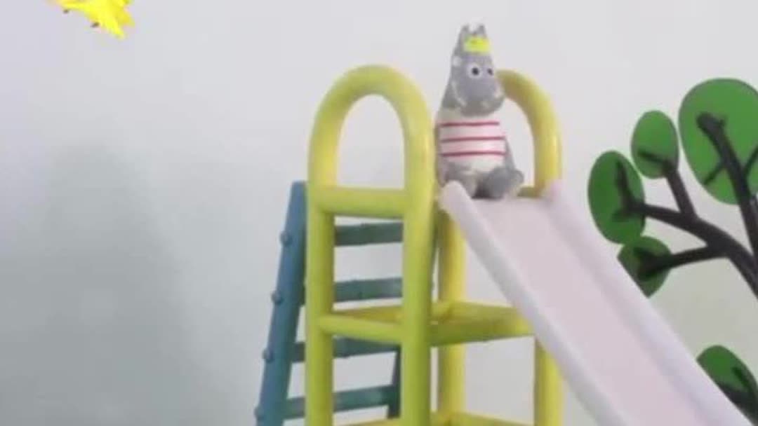 安全故事:玩滑滑梯要当心下滑速度别太快