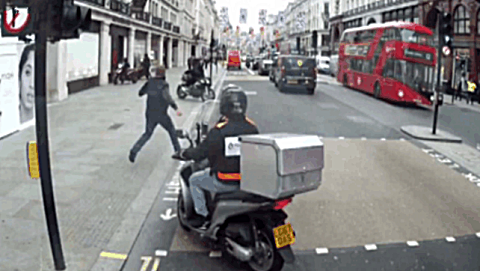 嗅君葩闻 第20180607集英国伦敦摄政街发生珠宝抢劫案 路人勇敢与...