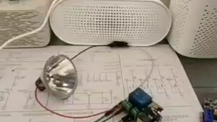 十几块钱的esp8266测温通知控制继电器开关灯。支持小爱同学控制。