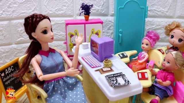 芭比老师组织同学们开班会讨论报兴趣班学习小组,菲菲想学游泳