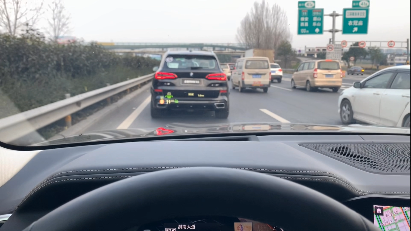 拥堵路段的驾驶神器:宝马X5驾驶辅助系统可以完美跟车