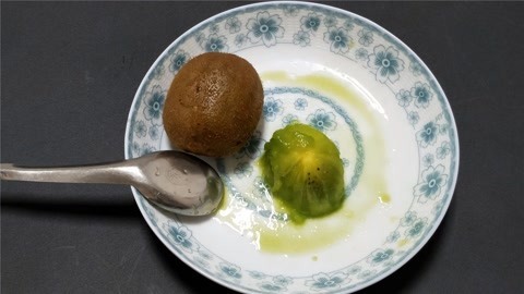 猕猴桃去皮的正确方法,一个勺子轻松搞定,太实用了