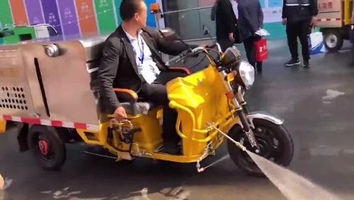 洒水车都出三轮版的了,农民的智慧果然无极限啊!