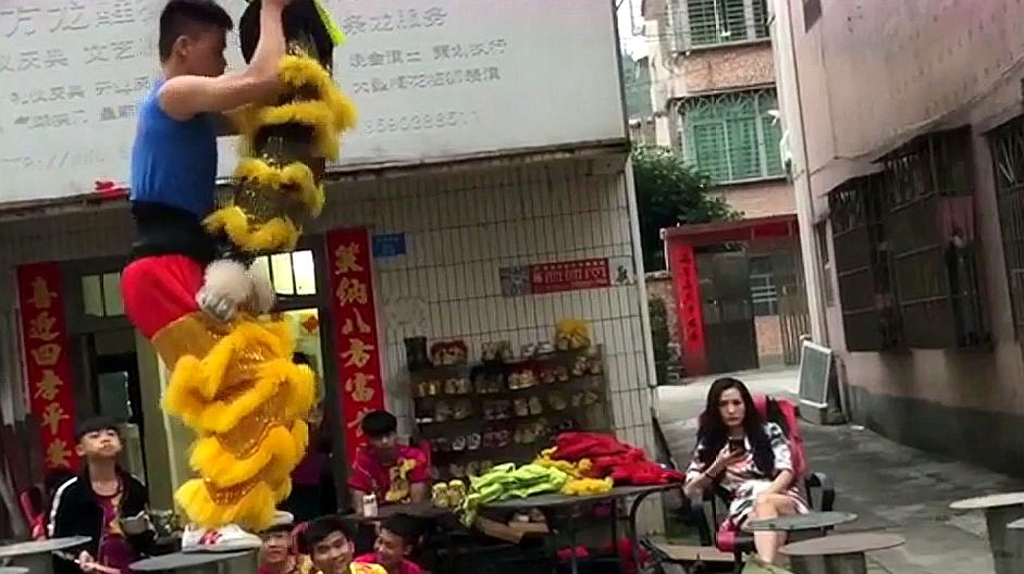 舞狮日常训练,就算是在台下,所有动作都非常连贯!