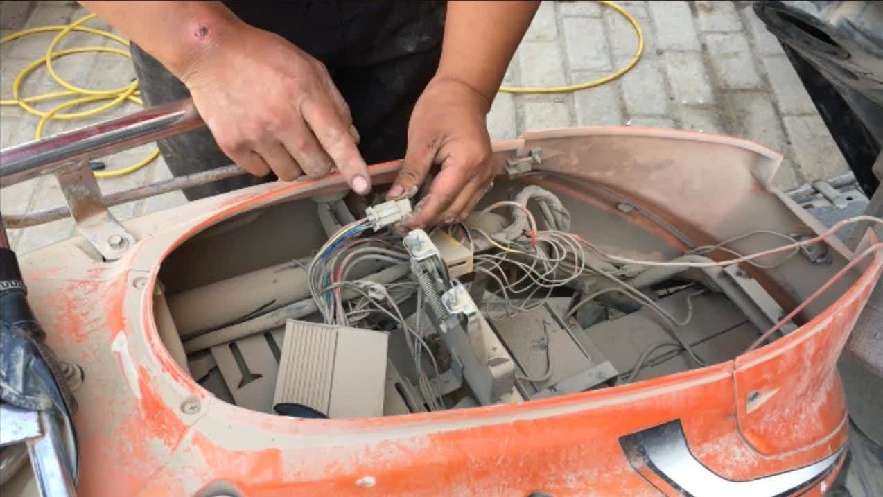 电动车颠簸一下就会出现不走，师傅教你查看两个地方轻松修好！