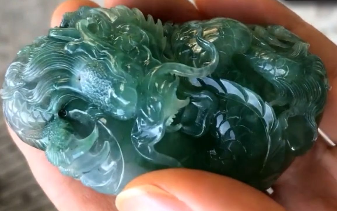 其貌不扬的翡翠原石:12000别人都不敢要,看看老司机开出了什么?