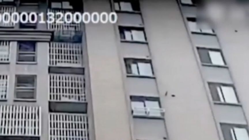 大妈懒得下楼扔垃圾,大妈高空抛出的酱油瓶,误伤行人被刑拘