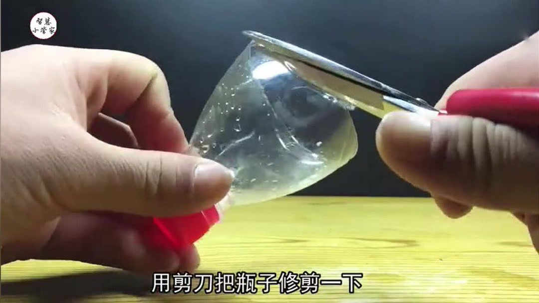 坐便器堵住,别掏钱叫人来通了,1个塑料瓶加筷子,非常实用