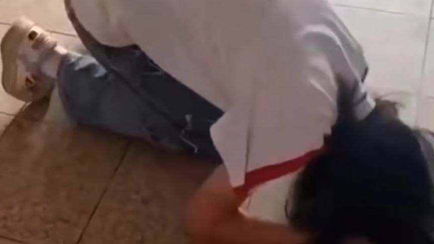 官方通报"女学生在校被逼下跪":情况属实,已调查