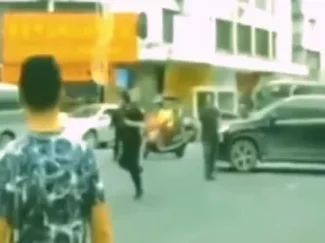 男子作死袭击交警,下秒众人反应真令人感动,监控还原事发全程