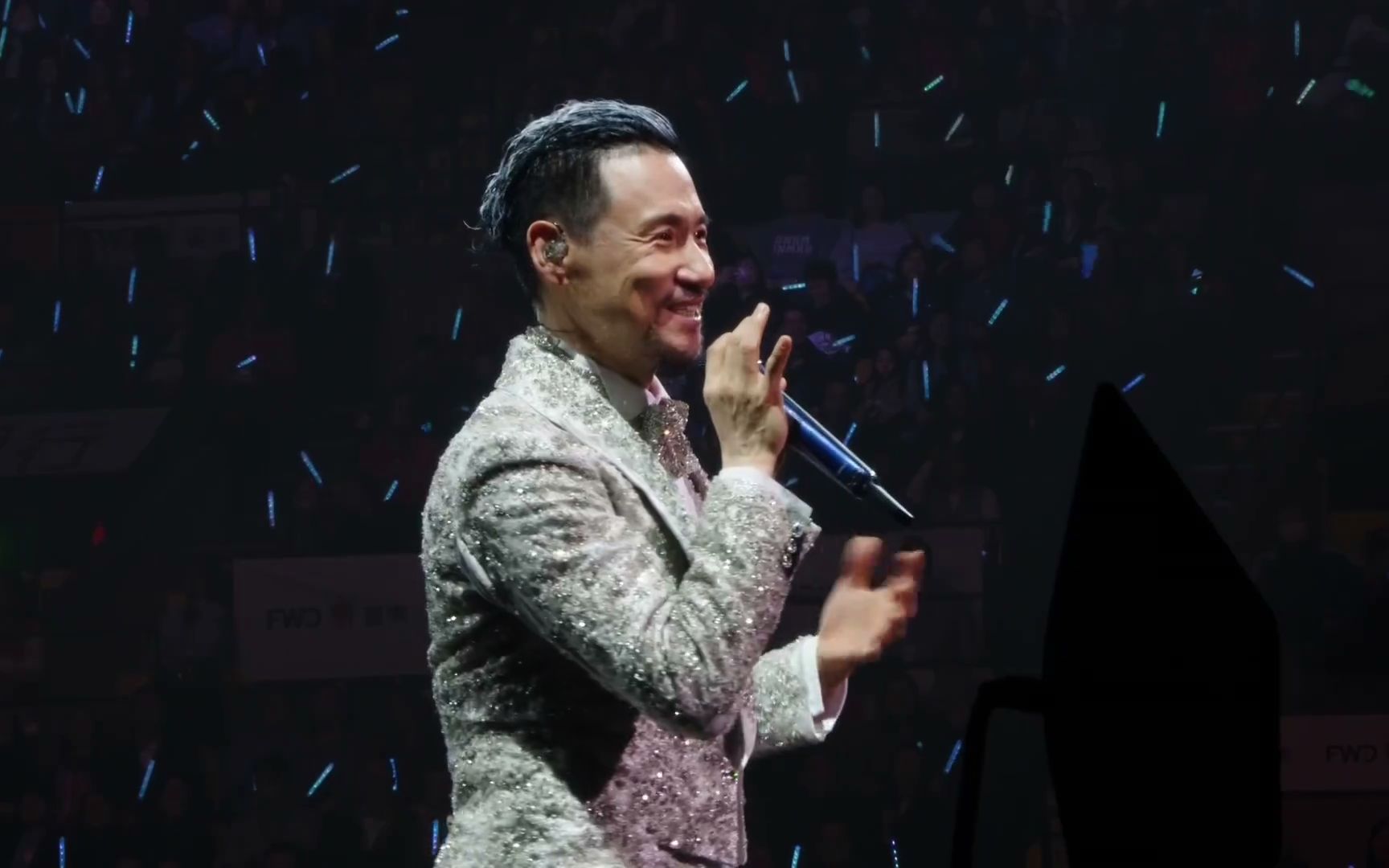 张学友演唱会为幸运观众母女送上一幅画,记录的精彩瞬间十分动人