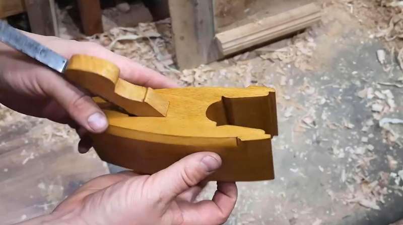 男子制作一把传统木工刨,这才叫真正的工匠大师,太精湛了