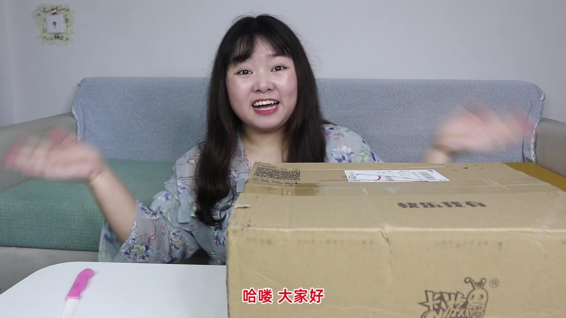 妹子拆叶罗丽卡片星愿包,连拆4盒中...