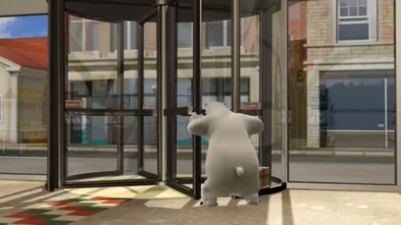 倒霉熊:小笨熊被旋转门转晕了